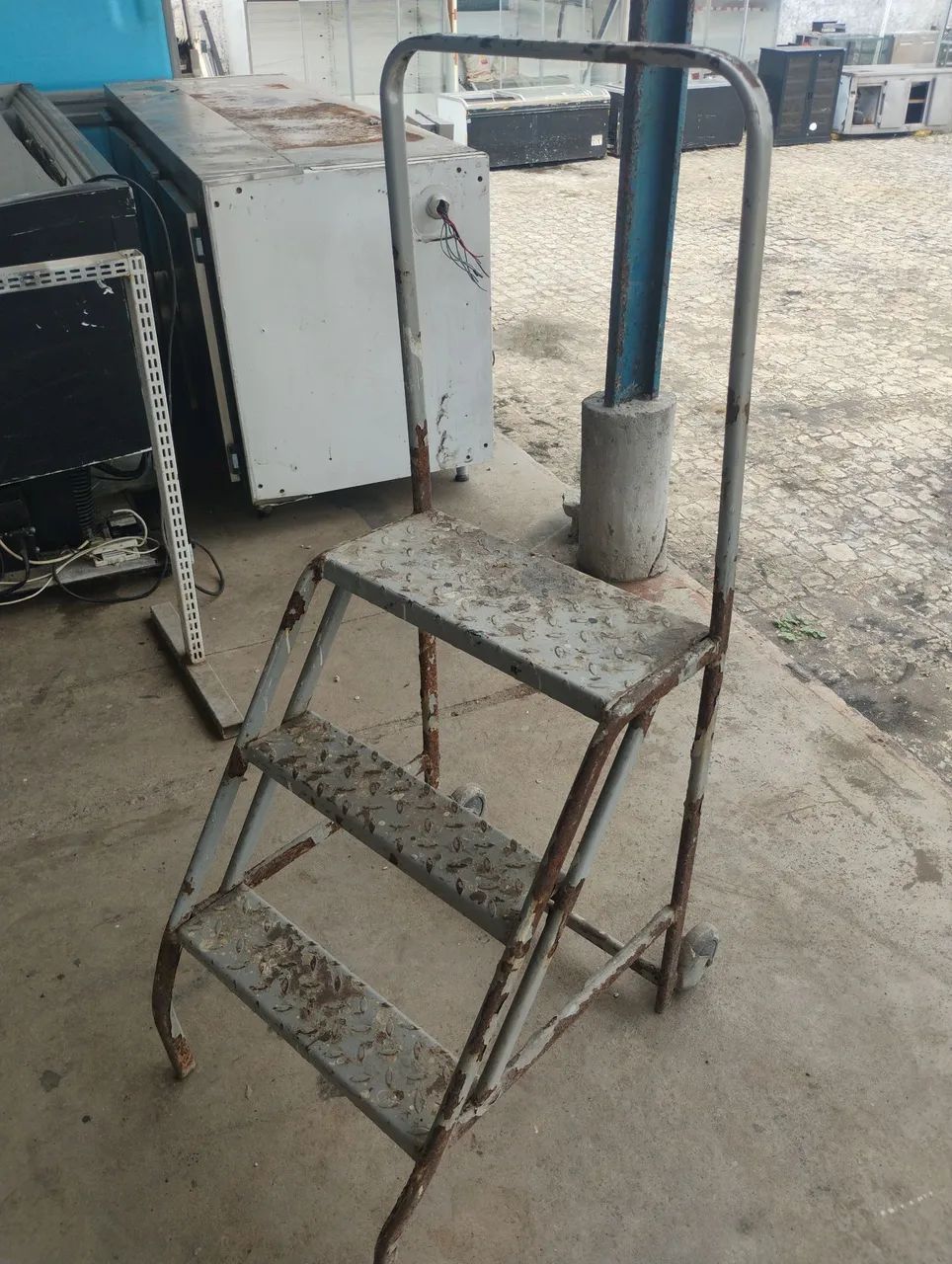 Escada de ferro usada. Valor: 800,00 reais. - Ferramentas de Construção ...