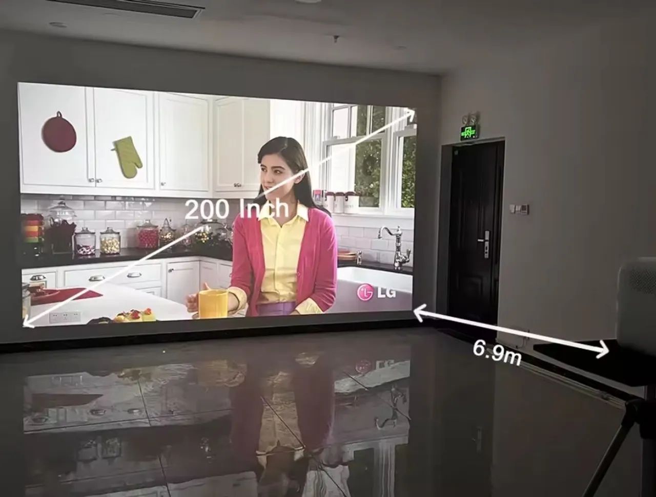 Transforme sua sala em cinema de 200 polegadas - Projetor Portatil Everycom R11 - Projetores e ...