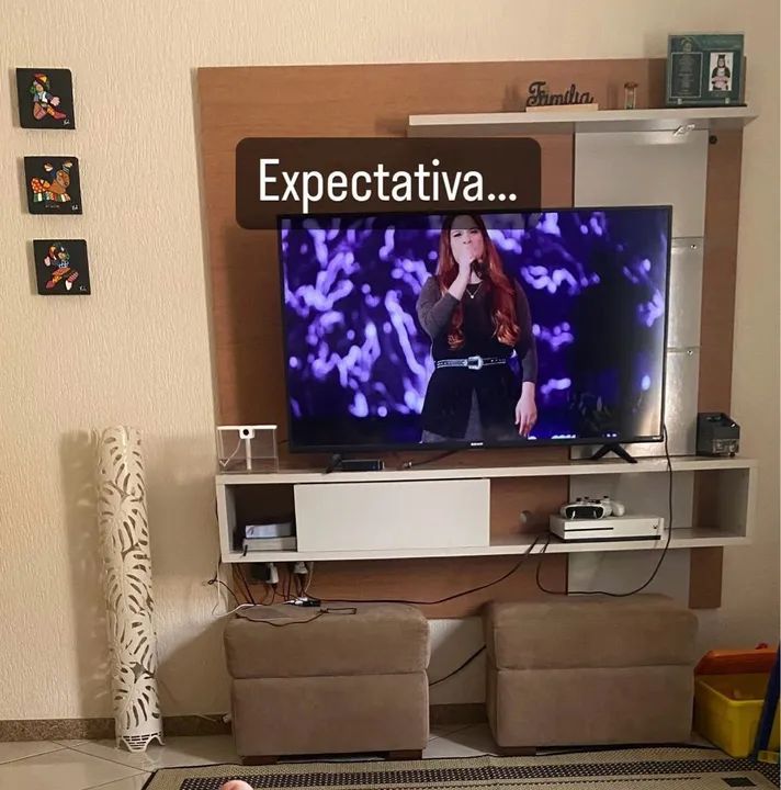 Rack para TV com Painel + 2 Puffs que estão na foto e 1 cabeceira de casal - Racks e Painéis ...