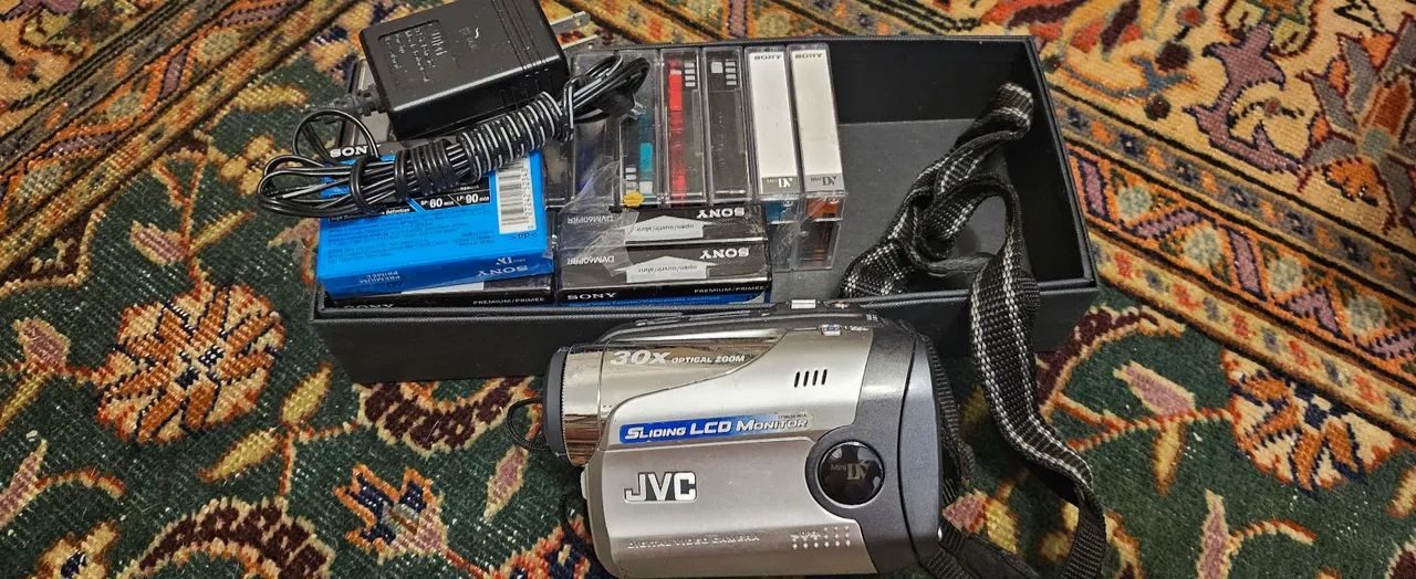Vendo filmadora antiga JVC com 4 fitas novas - DVD, Blu-Ray e Vídeo ...