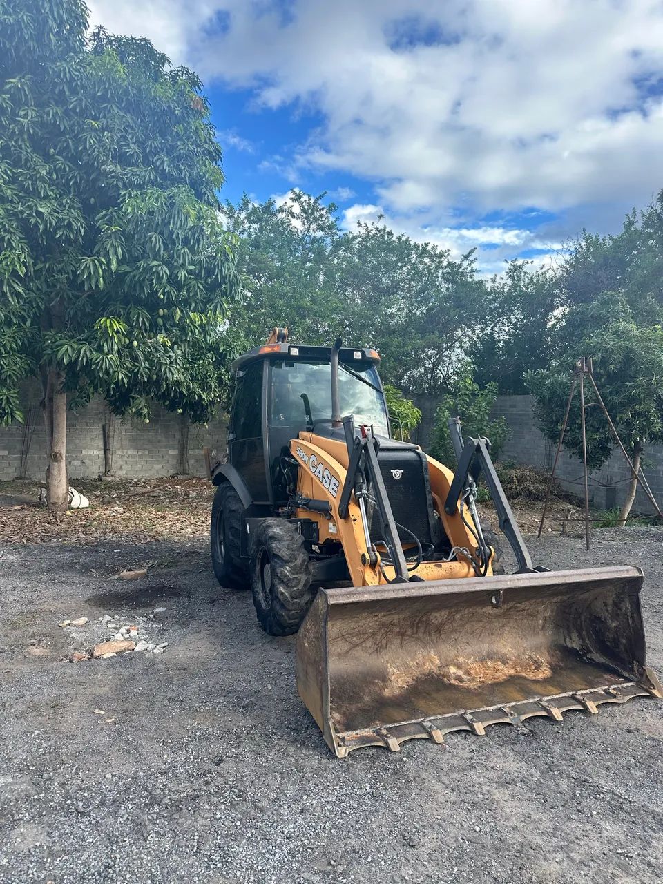 Retroescavadeira case 580 N ano 2022 - Tratores e máquinas agrícolas ...