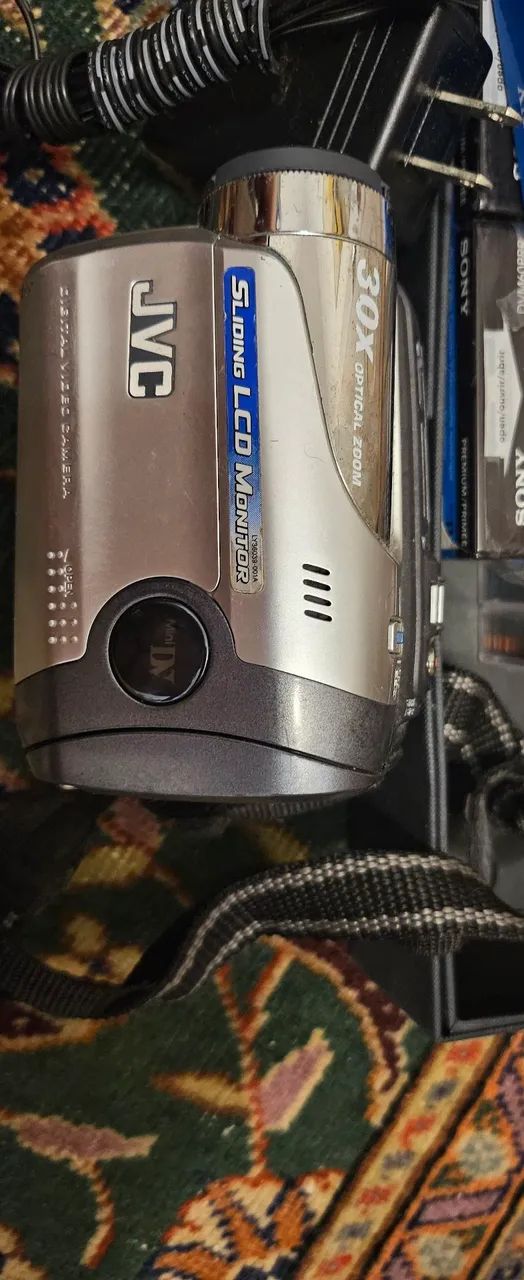 Vendo filmadora antiga JVC com 4 fitas novas - DVD, Blu-Ray e Vídeo ...