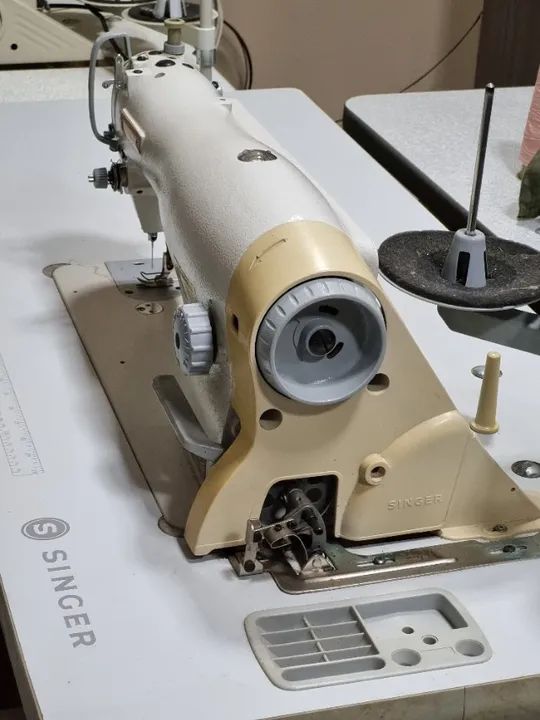 Máquina de Costura Industrial Singer 191D-20E Completa com mesa e motor ...