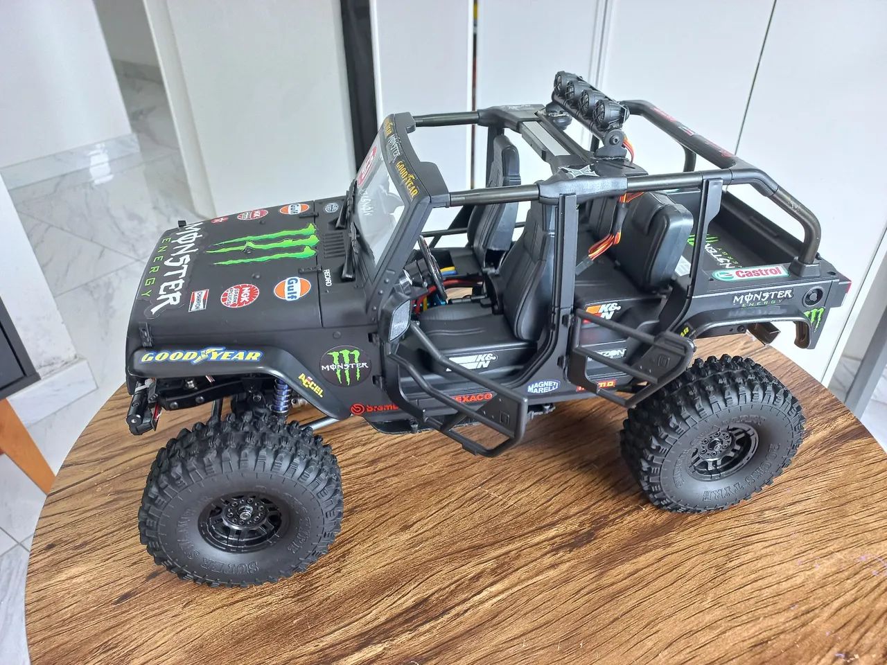 Automodelo Jeep Wrangler Monster Energy RC 1/10 - Hobbies e coleções ...