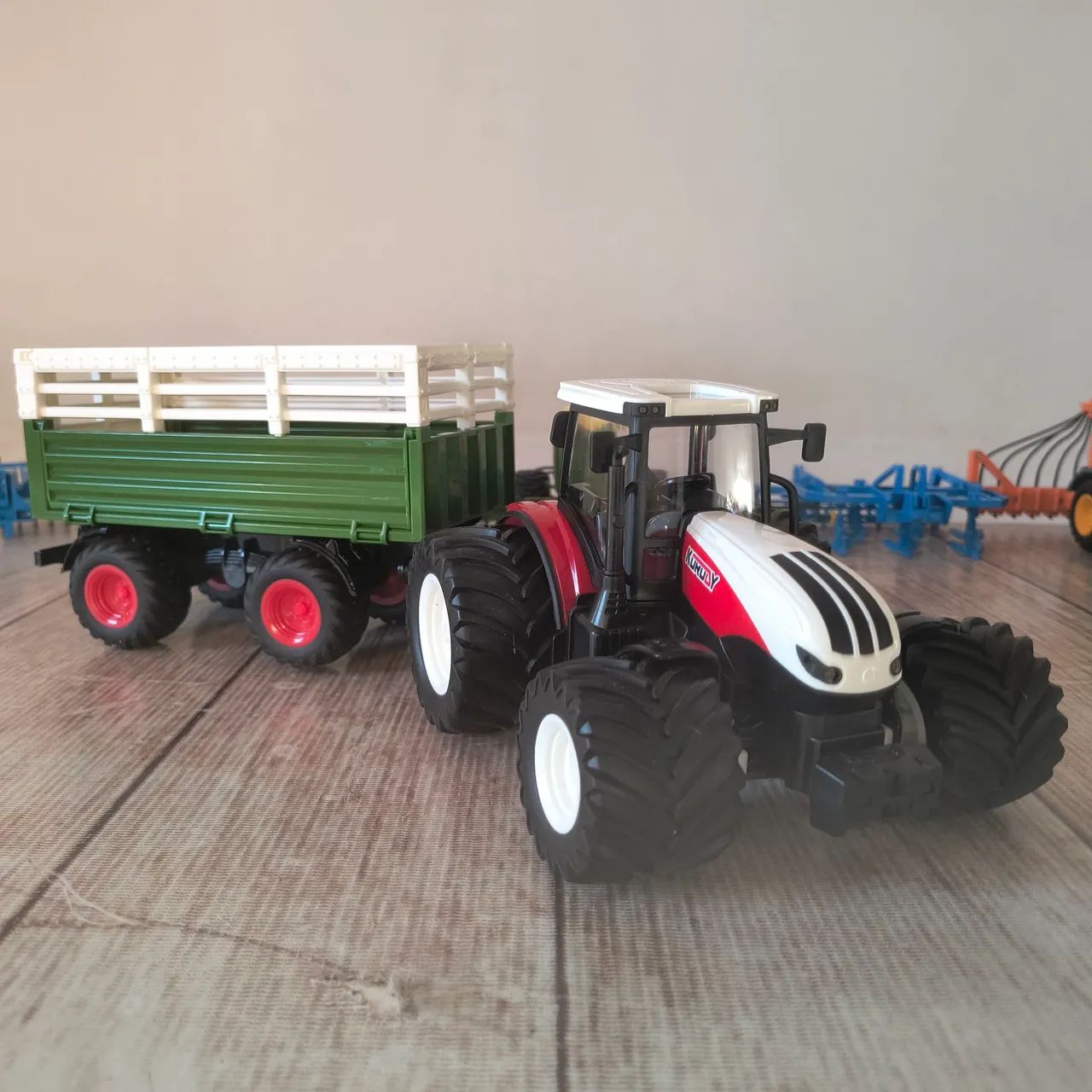 Trator agrícola de controle remoto e implementos funcionais - Hobbies e ...