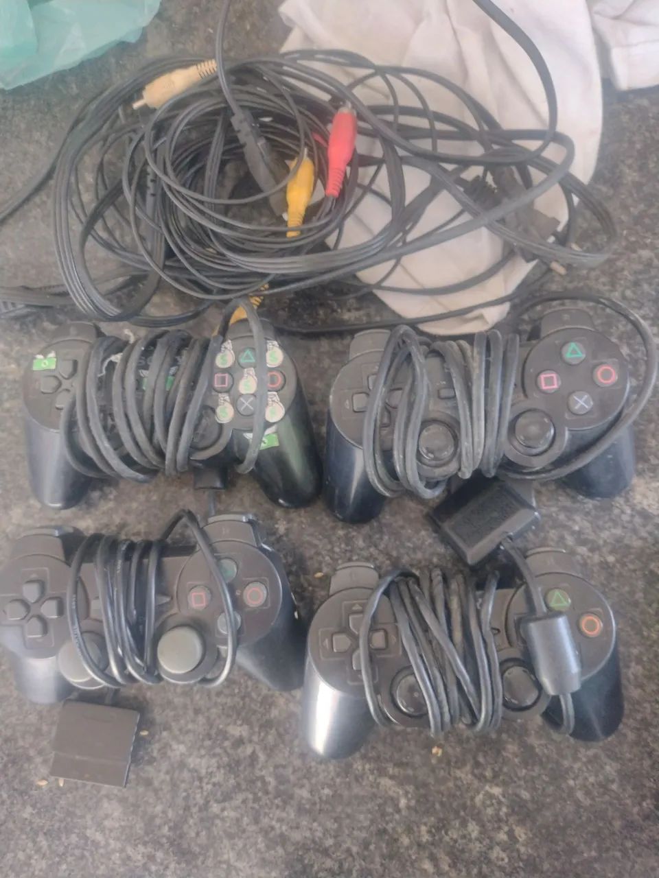 Dóis PS2 com cabos e cada um com dois controles funcionando bem ...