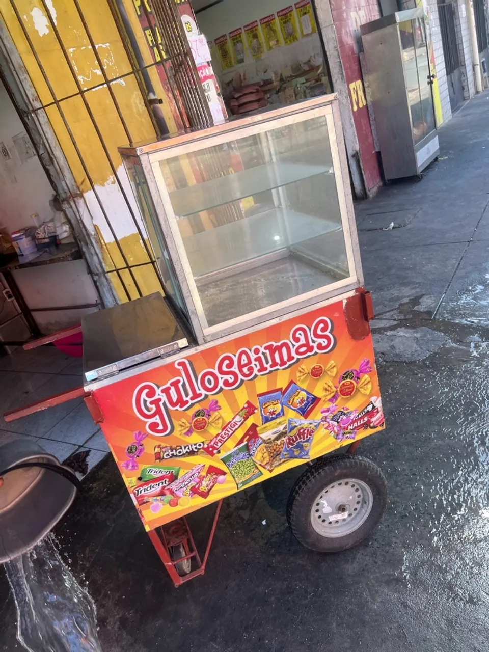 "expositor de bolos e doces" no Brasil