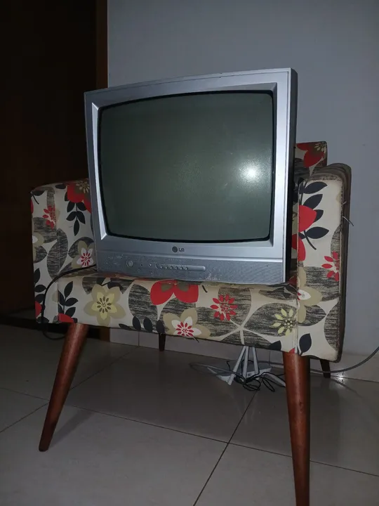 "tv de tubo" - TVs no Brasil