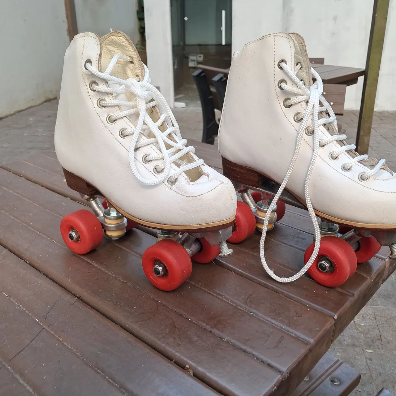 Patins Roller Skate Clássico Branco com Rodas Vermelhas - Esportes ...