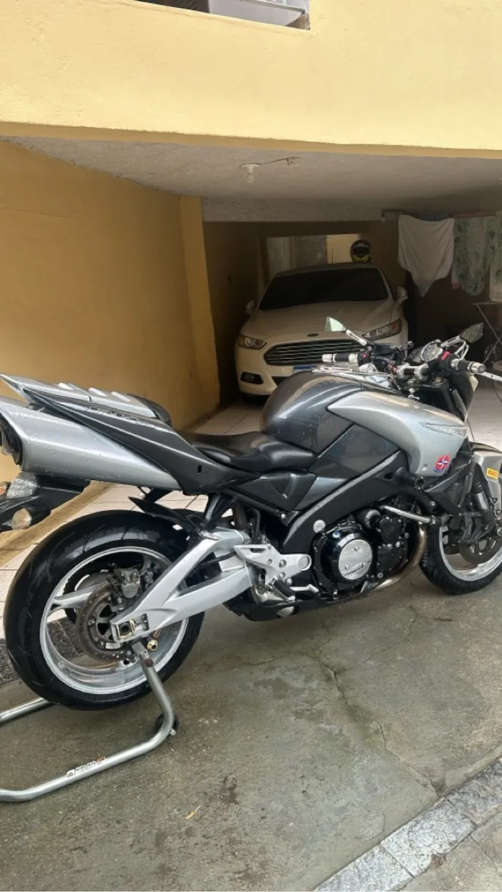 Motos Suzuki GSX 1300 B-KING no Brasil