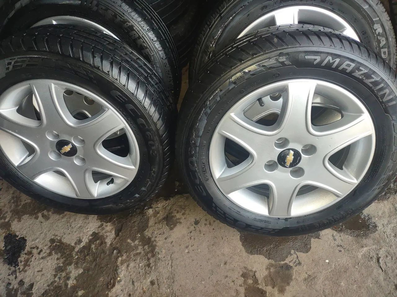 Hum jogo de rodas aro 15 com peneus furacão 4 pôr 100 GM Volks Corolla ...