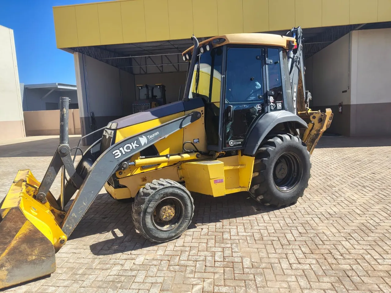 "retro escavdeira" no Brasil