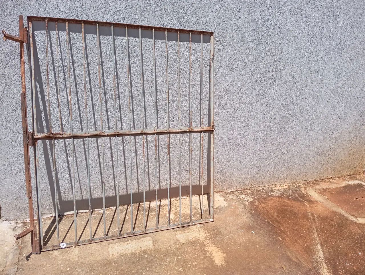 Portãozinho de ferro. - Portas e Janelas - Residencial Maria Lourença ...