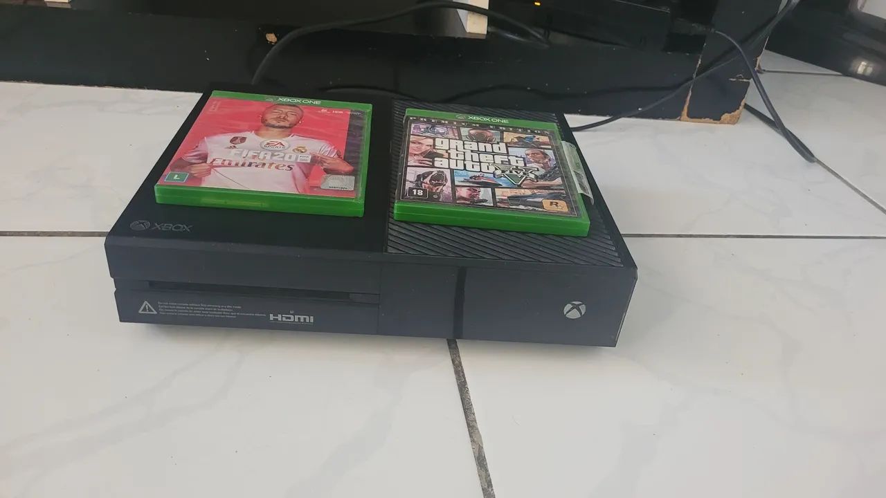 Xbox one fat-SEM CONTROLE Inclui três jogos, Fifa 20 , Fifa 18 e gta 5 ...