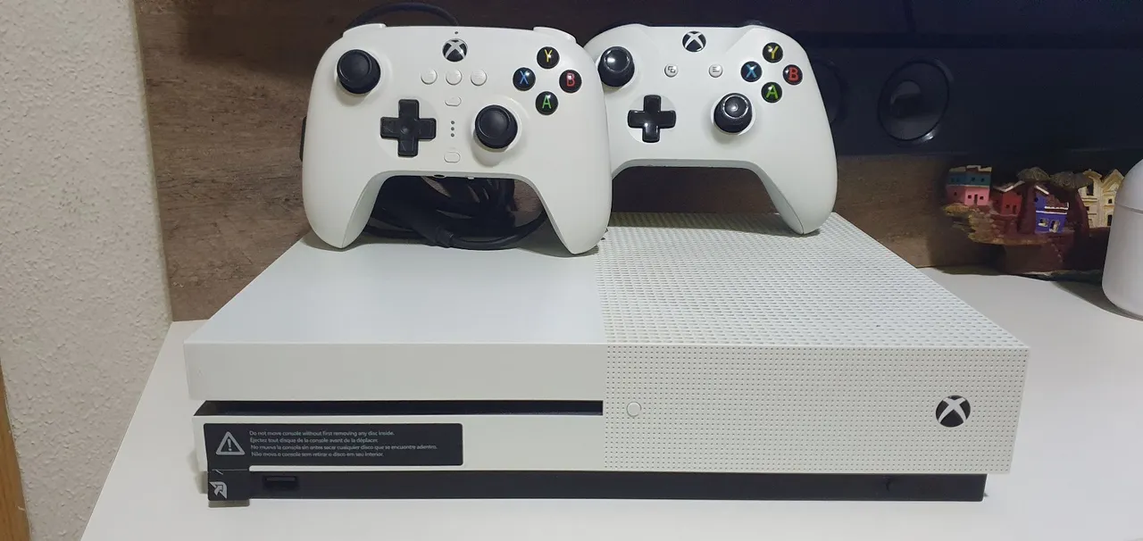 "console xbox one s 1tb com 2 controles" - Consoles de Vídeo Game no Brasil