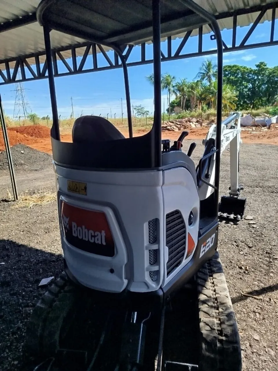 "escavadeira bobcat" no Brasil