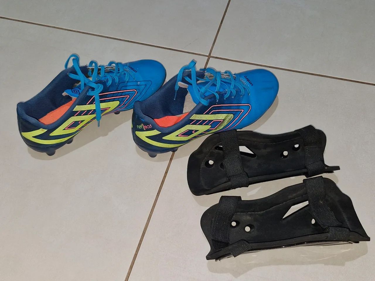 Chuteira Umbro Campo Tam 39 + Caneleira Adams (Kit Futebol) - Calçados ...