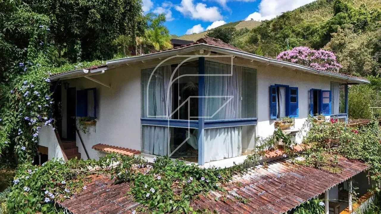 Casa colonial rustica na beira de um rio de águas cristalinas, São ...