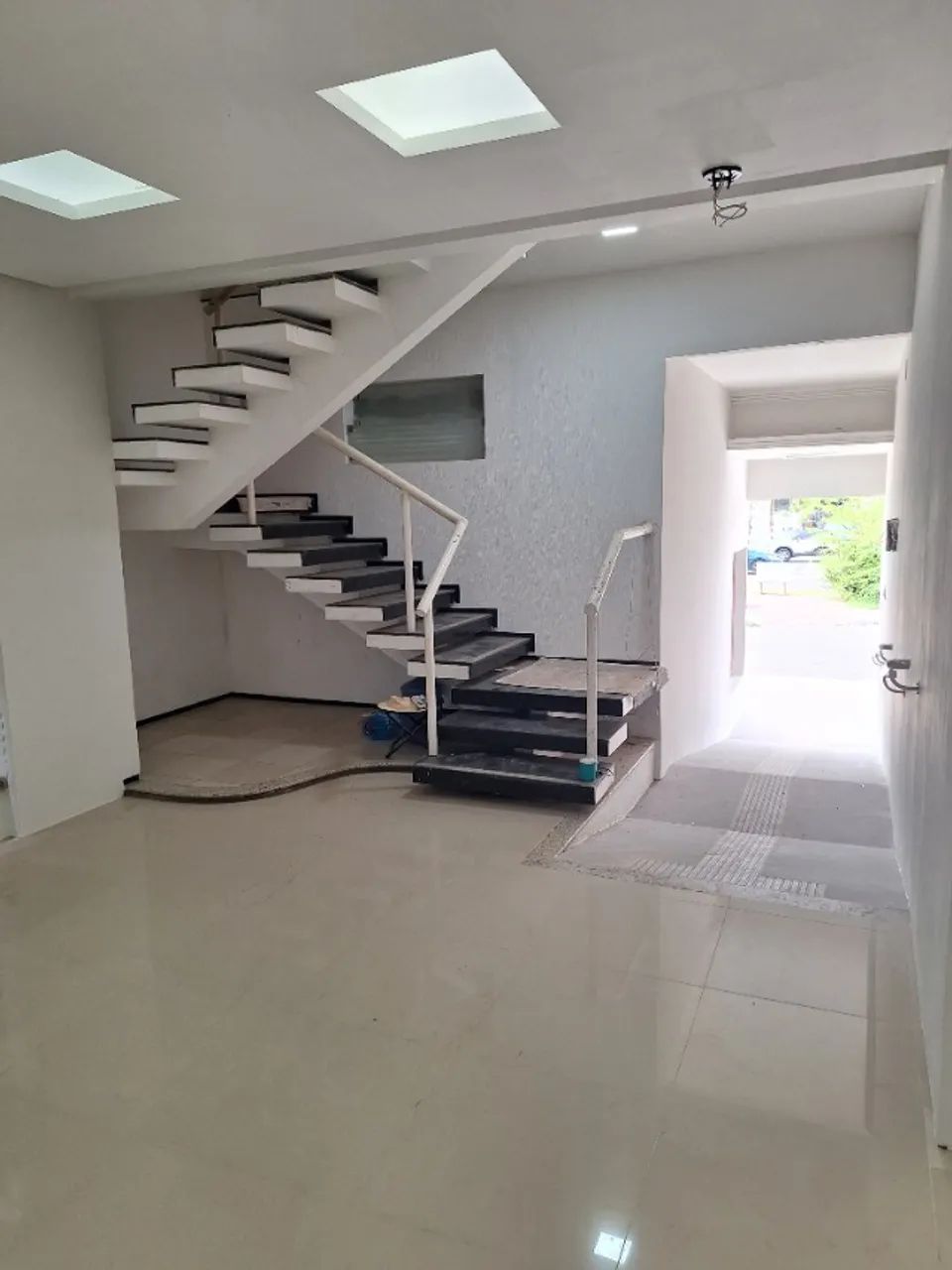 Prédio na av. Jerônimo de Albuquerque, Vinhais, com piso térreo e ...