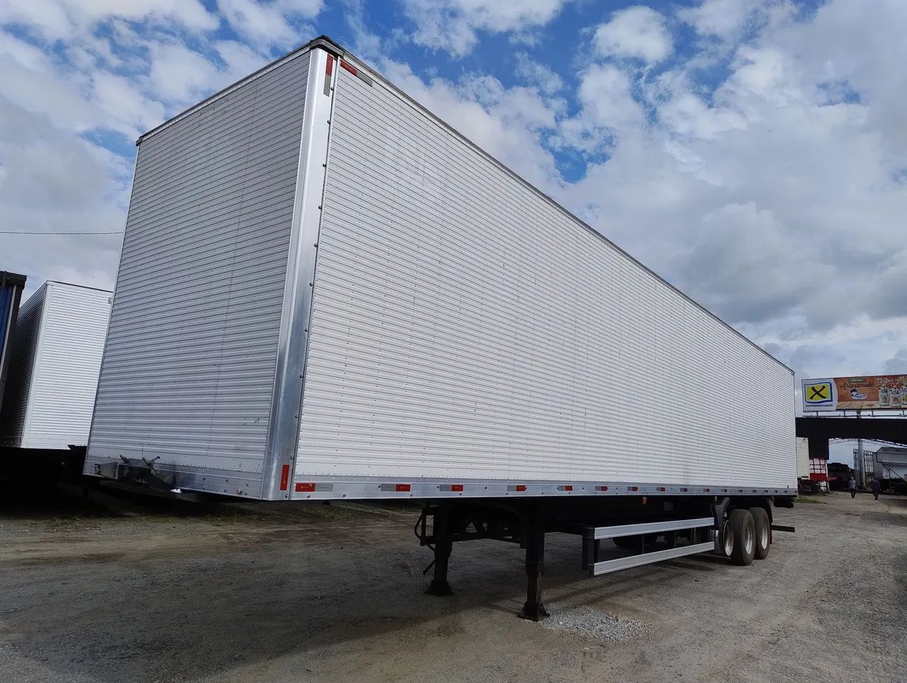 Baú 30 paletes Facchini ano 2021 assoalho de chapa Rodas a disco ...