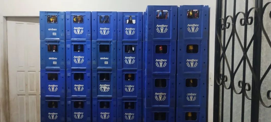 Engradados cerveja Ambev Litrão Completa com garrafas - Equipamentos ...