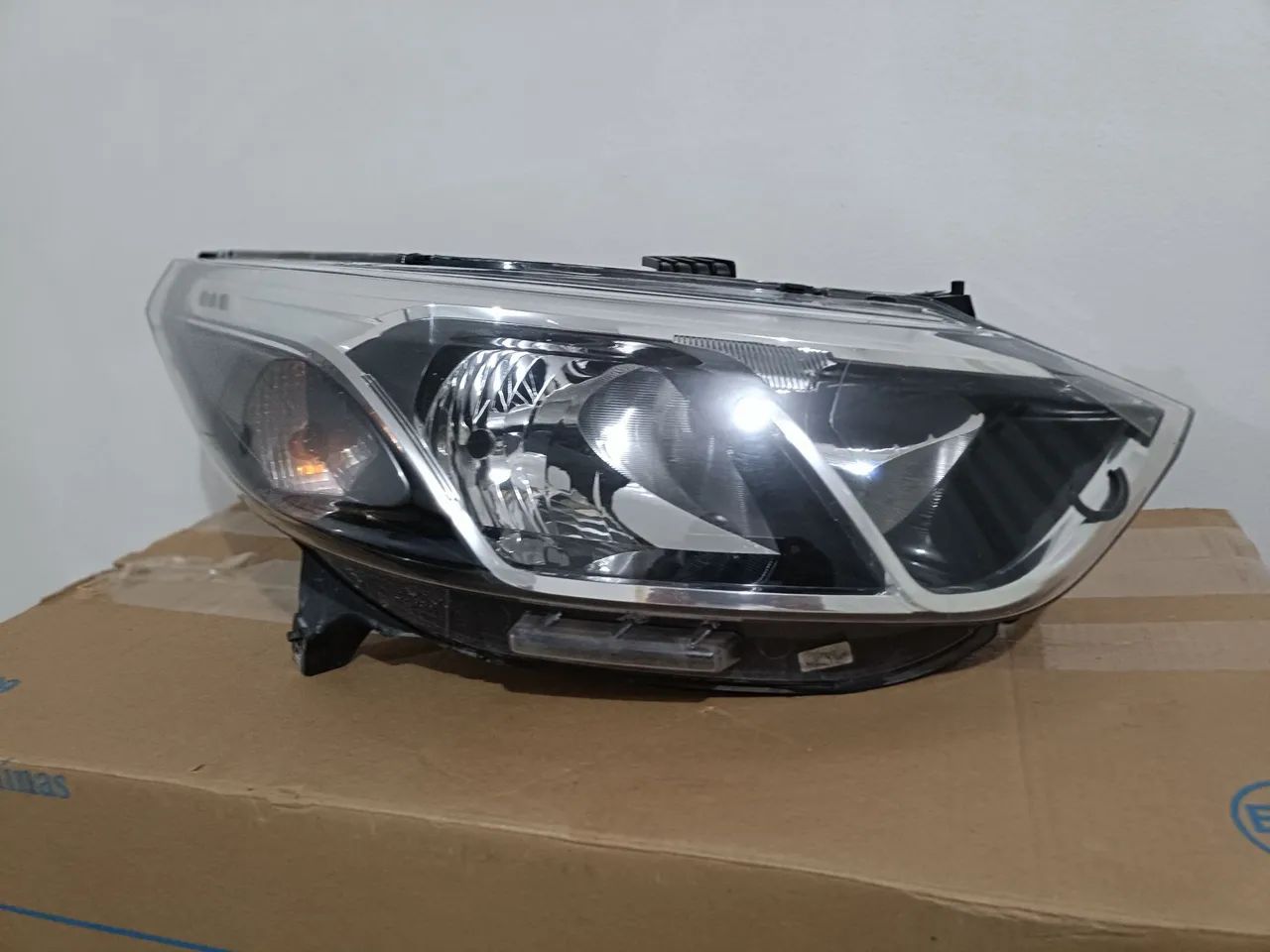 Farol dianteiro lado direito Cobalt - Peças para tratores e máquinas ...