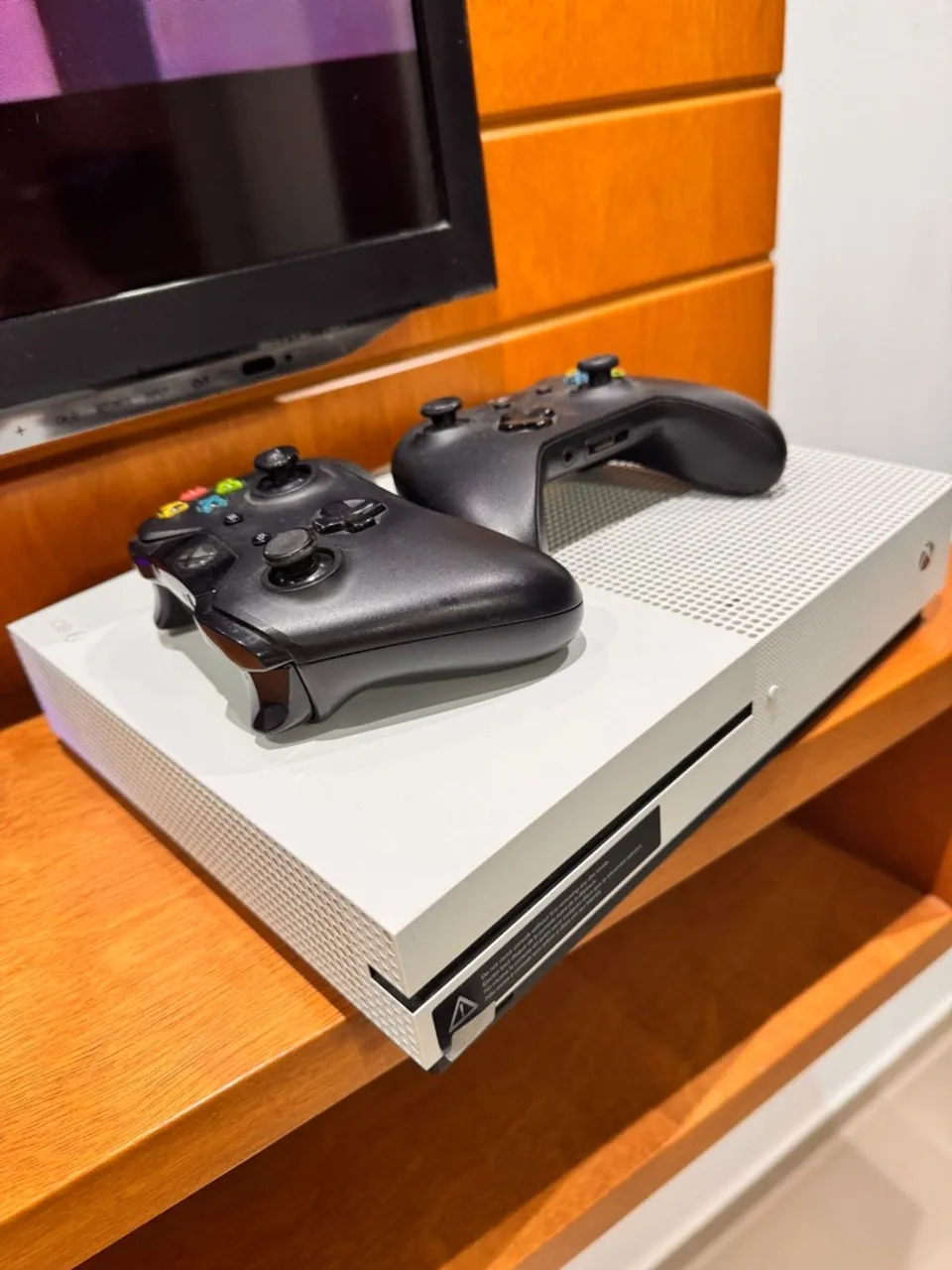 "console xbox one 2 controles" - Consoles de Vídeo Game no Brasil