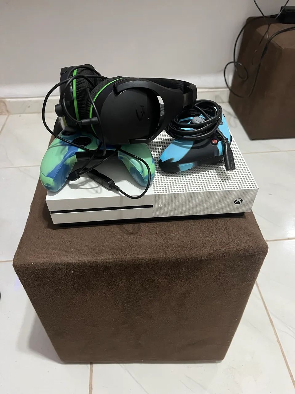 Xbox One S 1 TB + cabo de força (Usado) com 3 controles, headset hyper ...