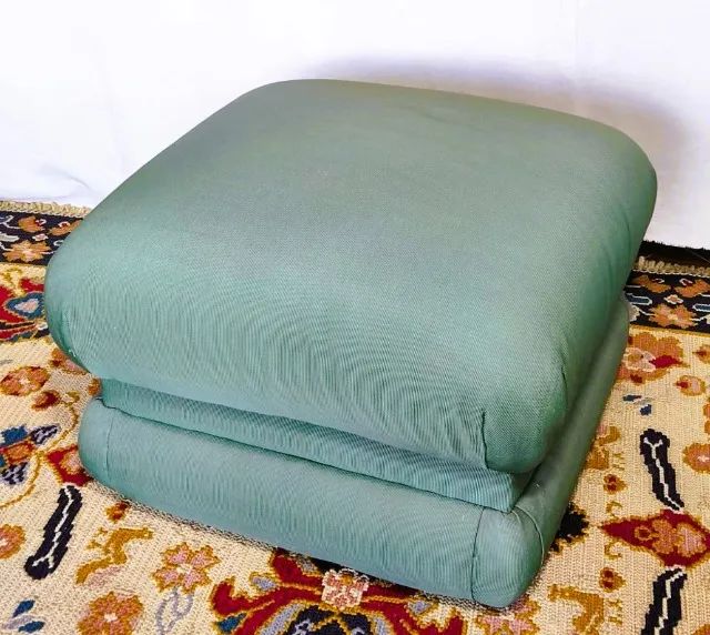 Antigo e Confortável Puff Retrô estrutura madeira forrada Tecido verde ...