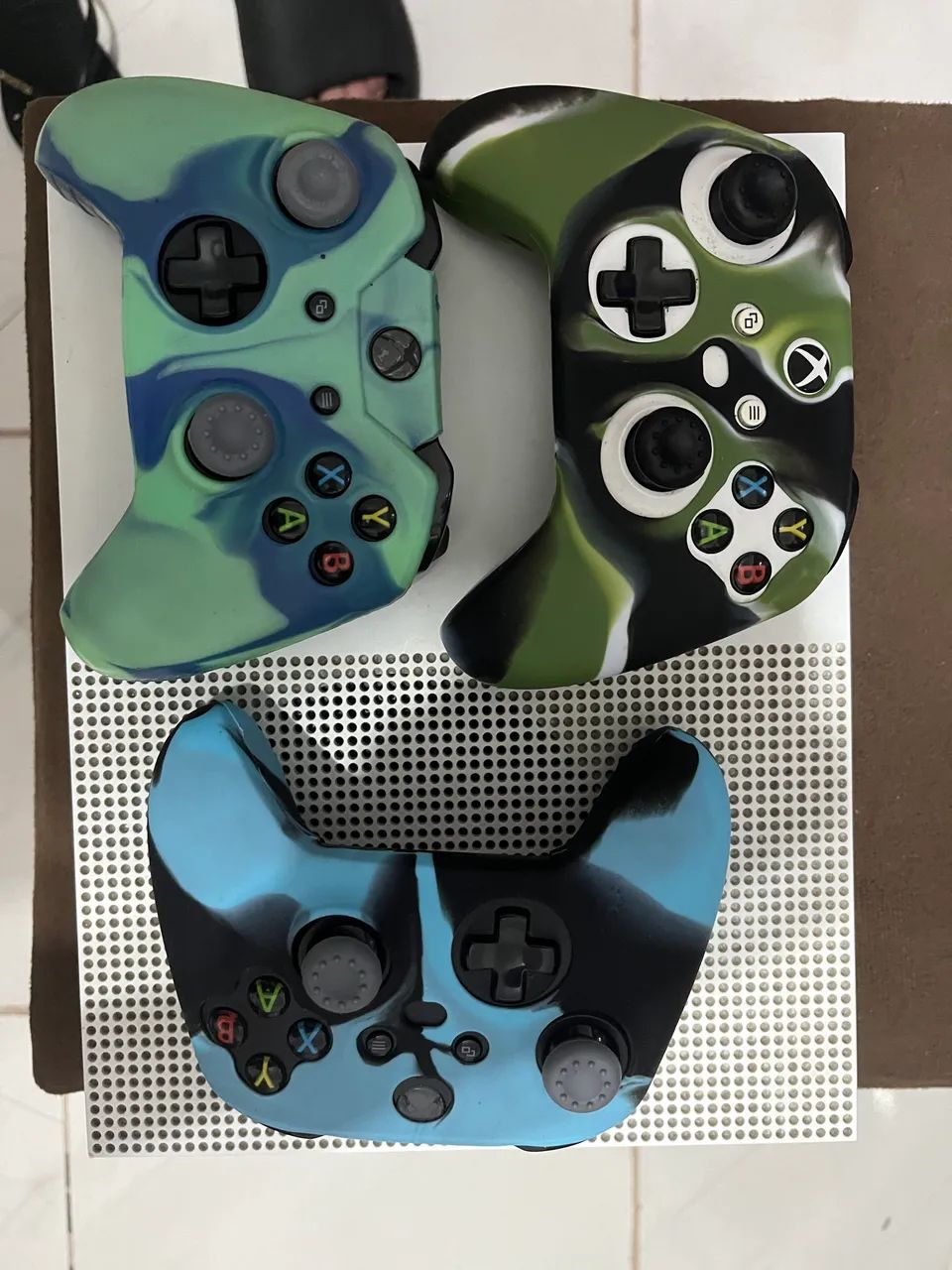 Xbox One S 1 TB + cabo de força (Usado) com 3 controles, headset hyper ...