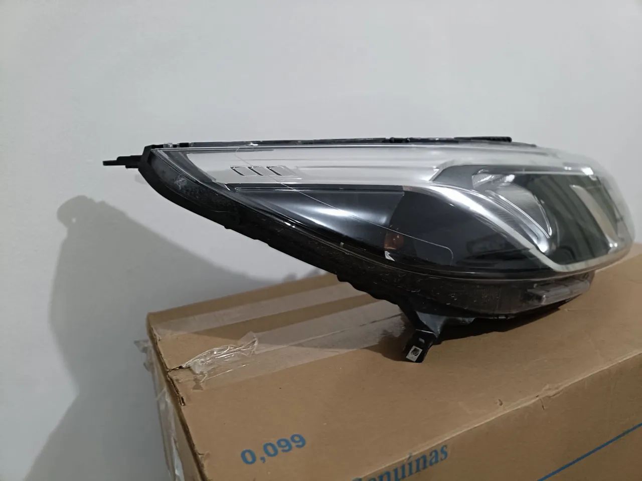 Farol dianteiro lado direito Cobalt - Peças para tratores e máquinas ...