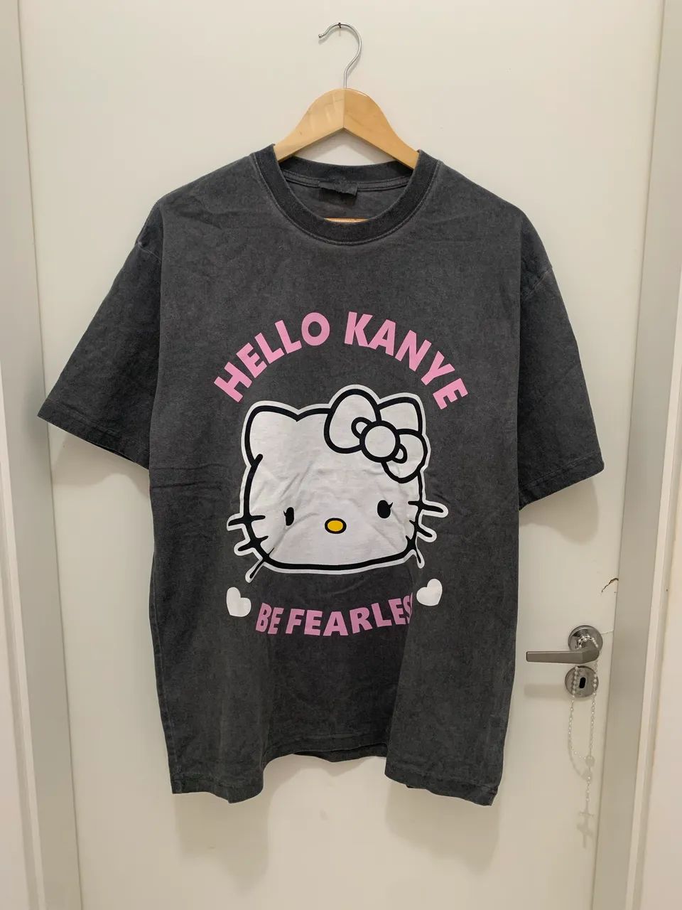 camisa hello kitty x kanye west - Roupas - Olhos D'Água, Feira de ...