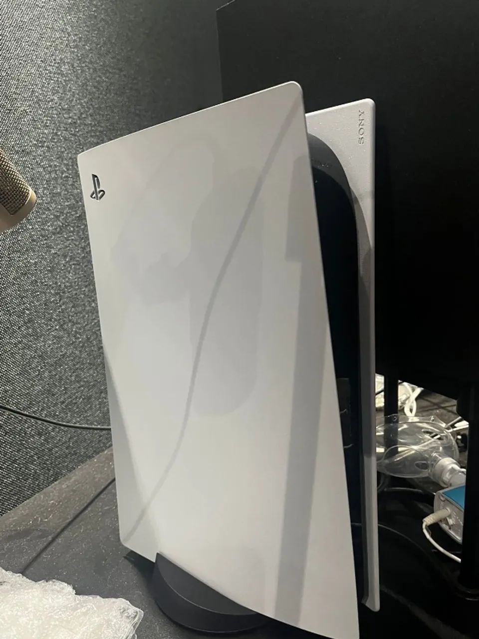 PS 5 FAT + ASTROBOT + DOIS CONTROLES + BASSE P/ CARREGAR CONTROLES ...