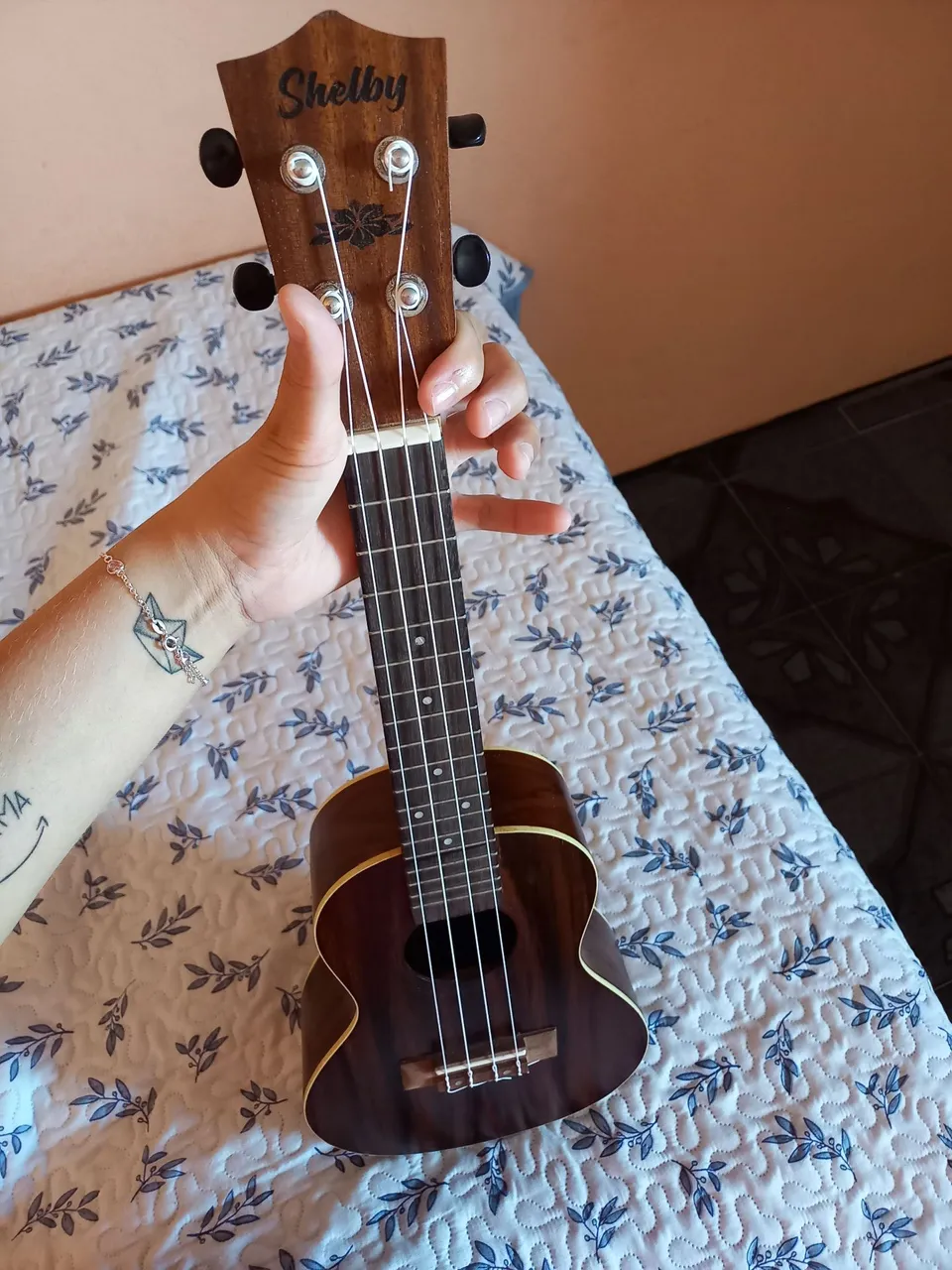 "instrumento ukulele" - Instrumentos musicais no Brasil