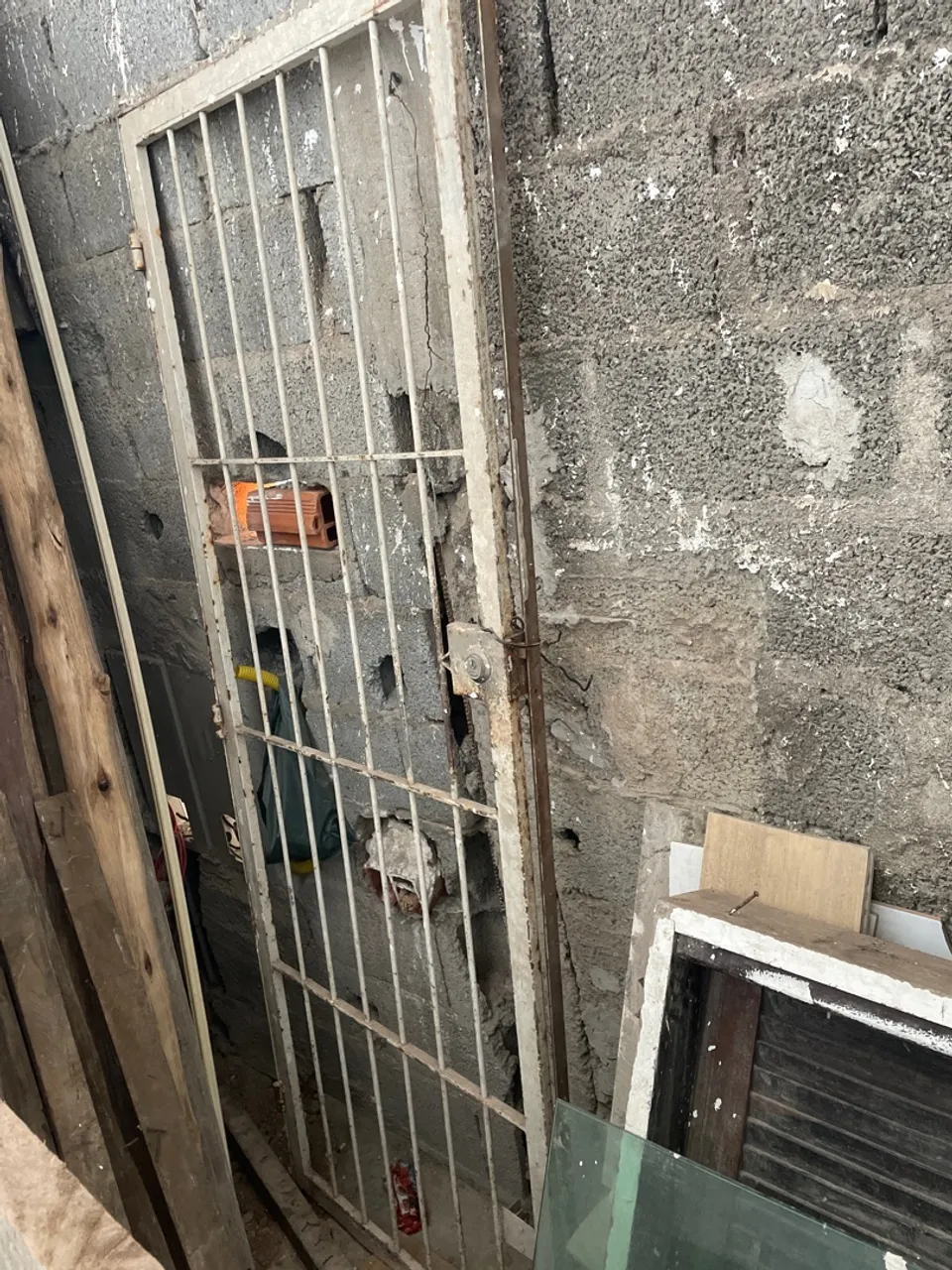 "portao e grade de ferro" - Portas e Janelas no Brasil