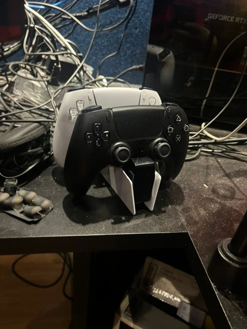 PS 5 FAT + ASTROBOT + DOIS CONTROLES + BASSE P/ CARREGAR CONTROLES ...