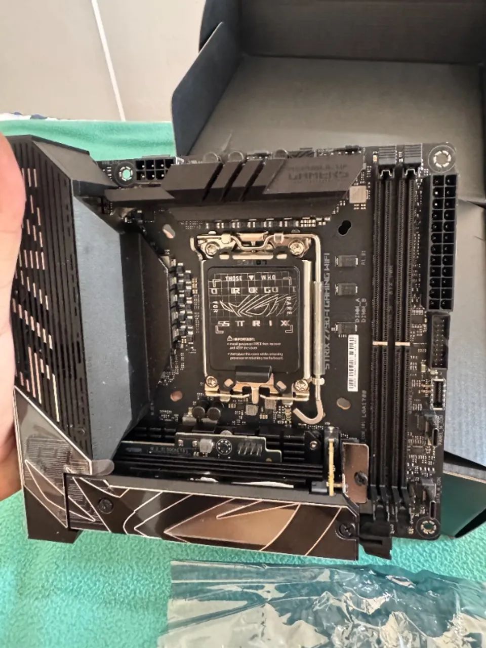 placa-mãe ASUS ROG STRIX Z790-I GAMING WIFI com curto na placa - Peças ...