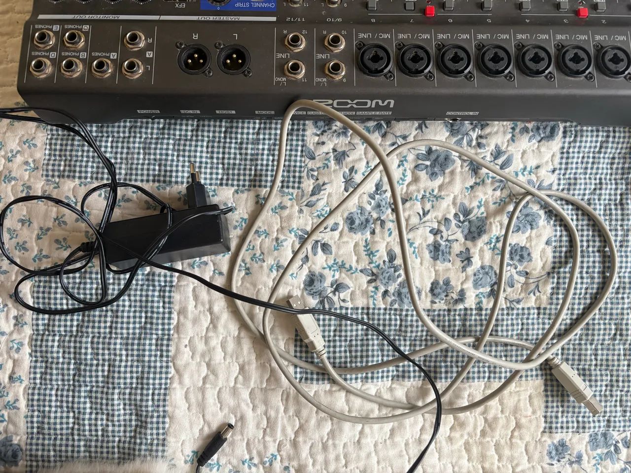 Mesa de Som/Mixer/Interface de áudio Zoom L-12 LiveTrak 12 canais ...