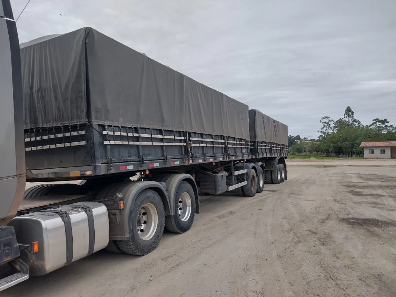 "bi trem graneleiro" - Caminhões no Brasil