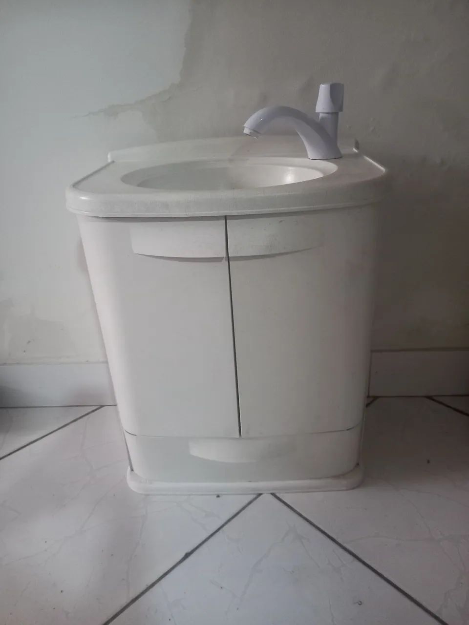 Mini Lavatório Compacto com Armário - Ideal para Banheiros Pequenos ...