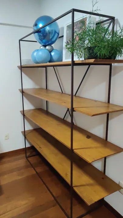 Estante de Ferro com Prateleiras de Madeira Maciça - Móveis Para ...
