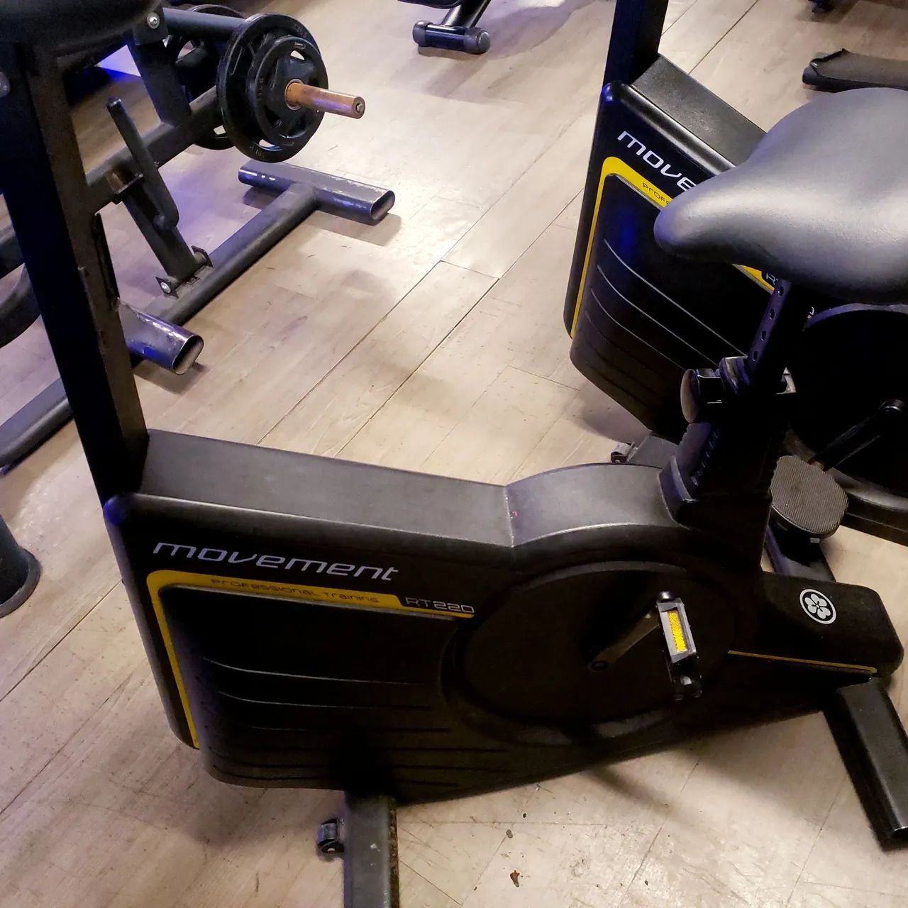 Bicicleta Ergométrica Movement RT220 carga pelo painel - Academia e ...