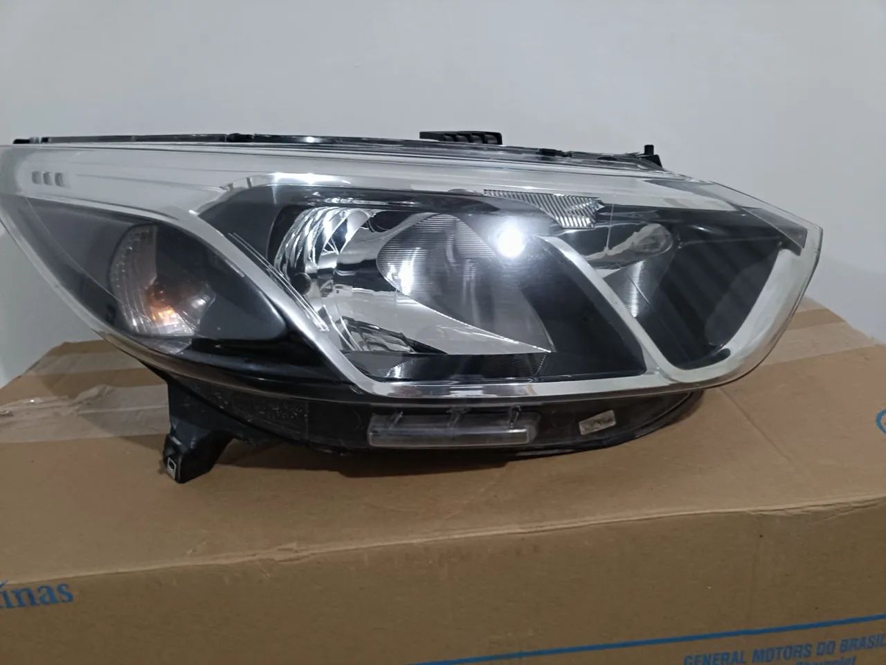 Farol dianteiro lado direito Cobalt - Peças para tratores e máquinas ...