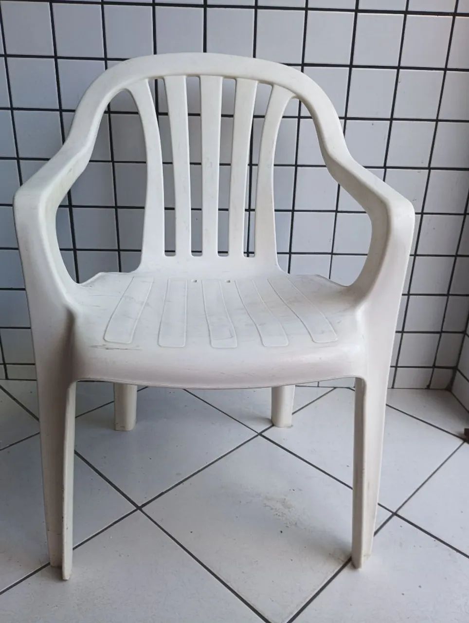 Cadeira de plástico com braço Goyana - Bancos e Cadeiras - Casa Amarela ...