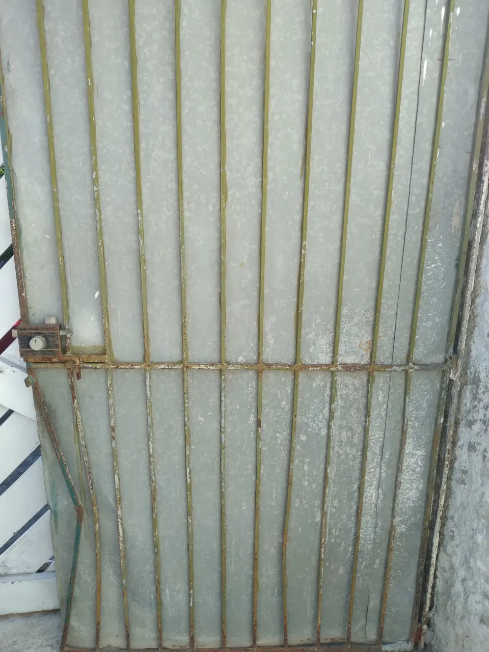 "portao e grade de ferro" - Portas e Janelas no Brasil