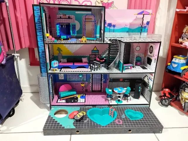 Casinha de Bonece Lol Suprise completa, pequenas marquinhas d uso ...