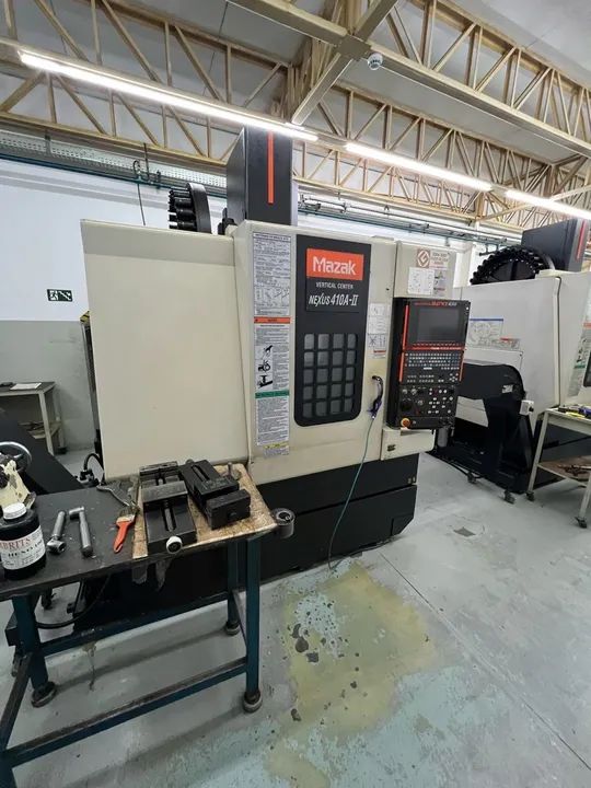 Centro de usinagem Mazak VCN 410A-II - Máquinas para produção ...