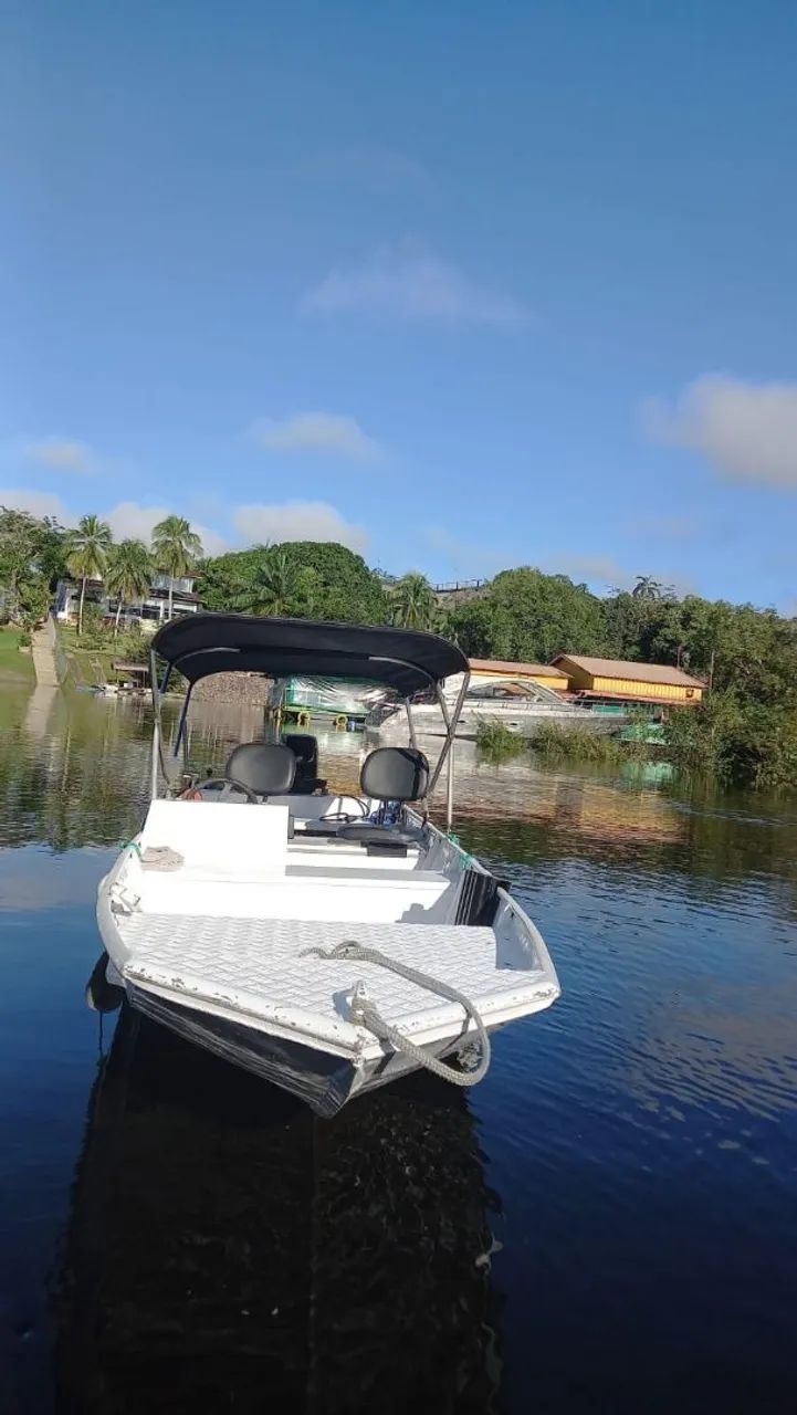 Bote de pesca e lazer 40hp, medindo 6,20m de comprimento por 1,40 de ...