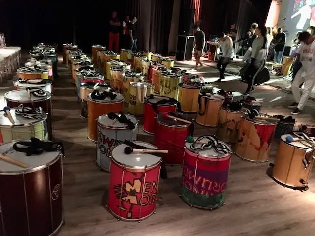 "surdo de 20 polegadas" no Brasil