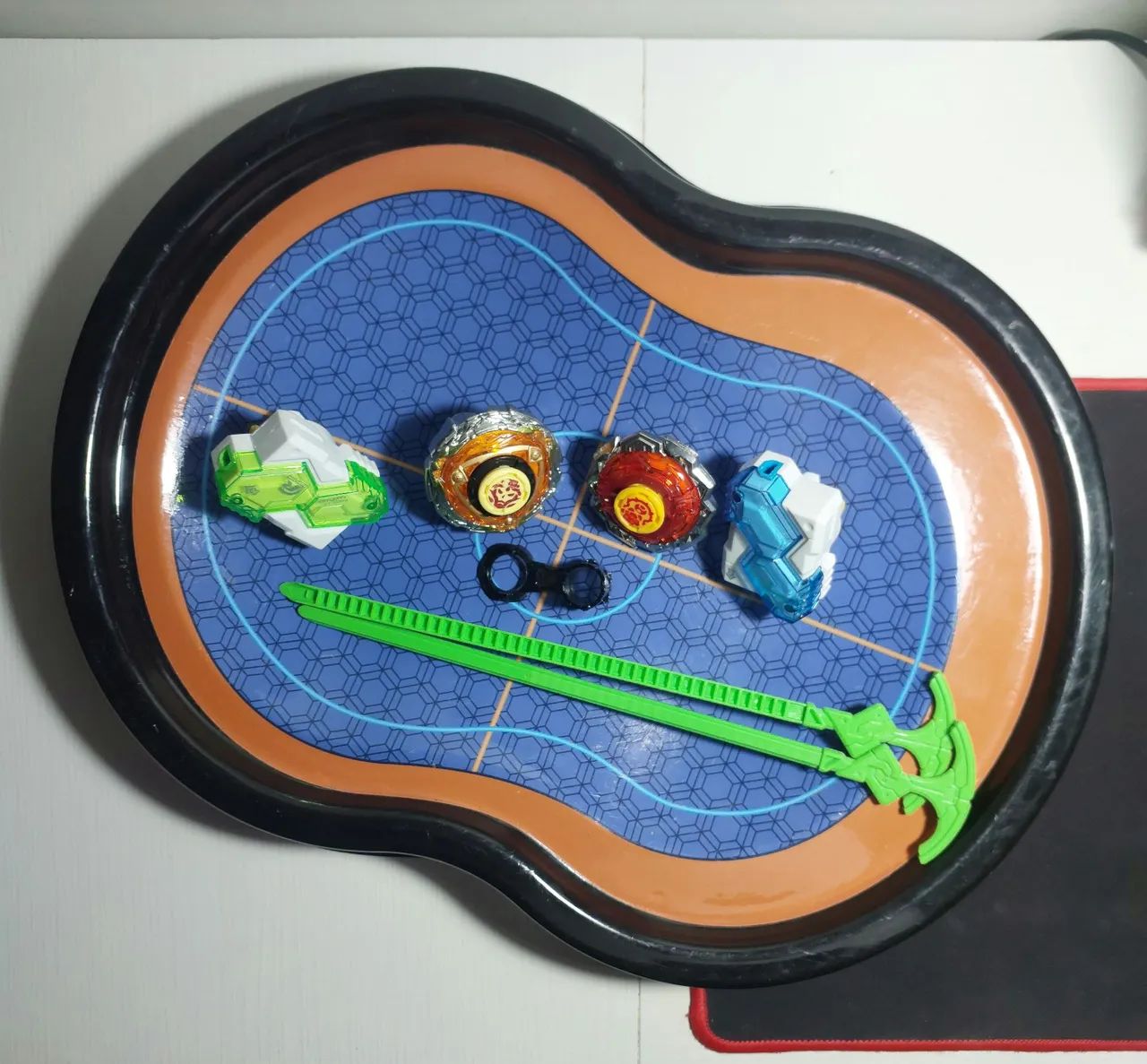 Kit Beyblade Infinity Nado + Arena - Brinquedos e Jogos - Funcionários ...